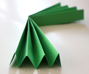 Easy Christmas Tree craft for kids - Kiddie Foodies